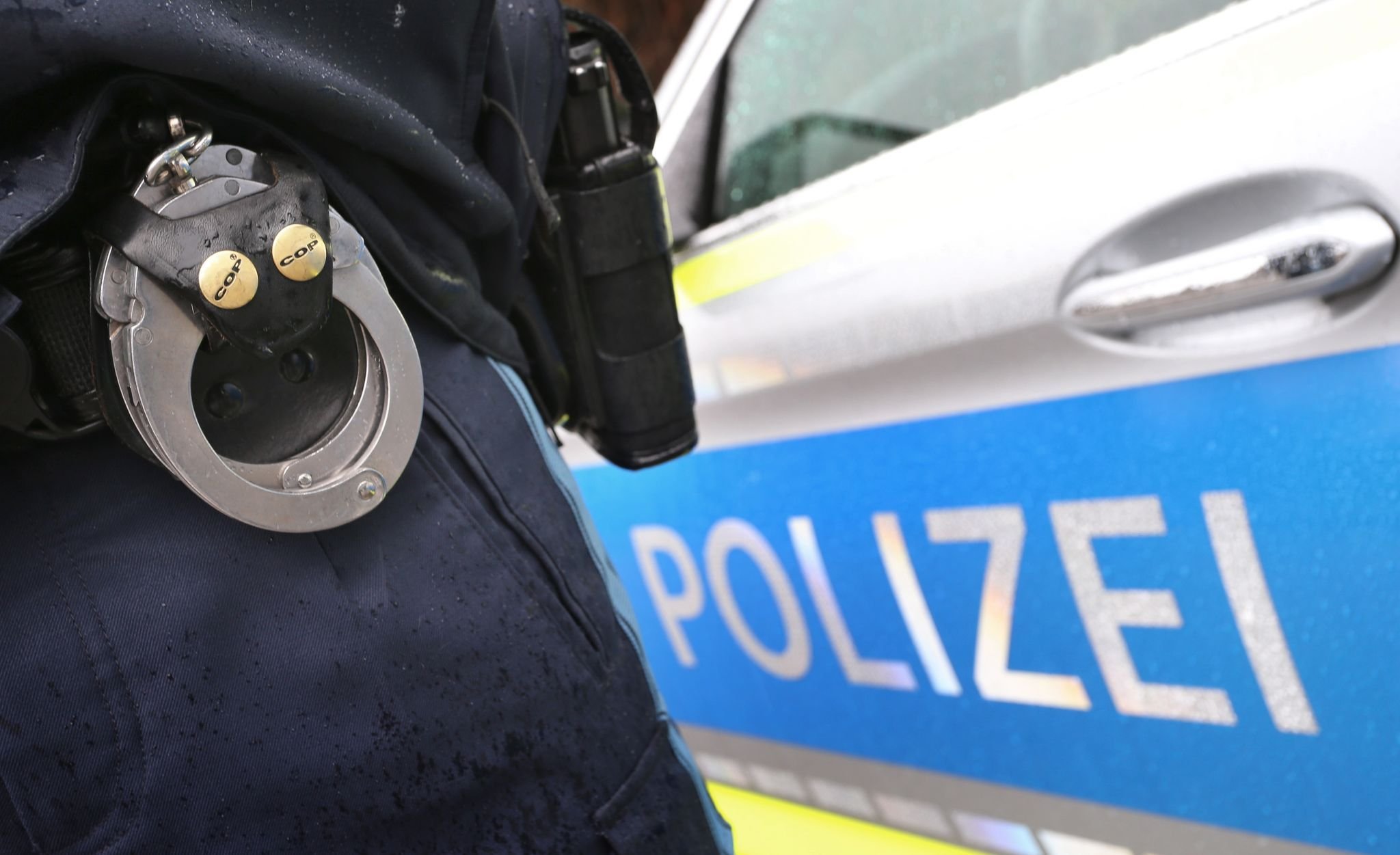 Mann breitet Drogen aus und bedroht Polizisten mit Messer