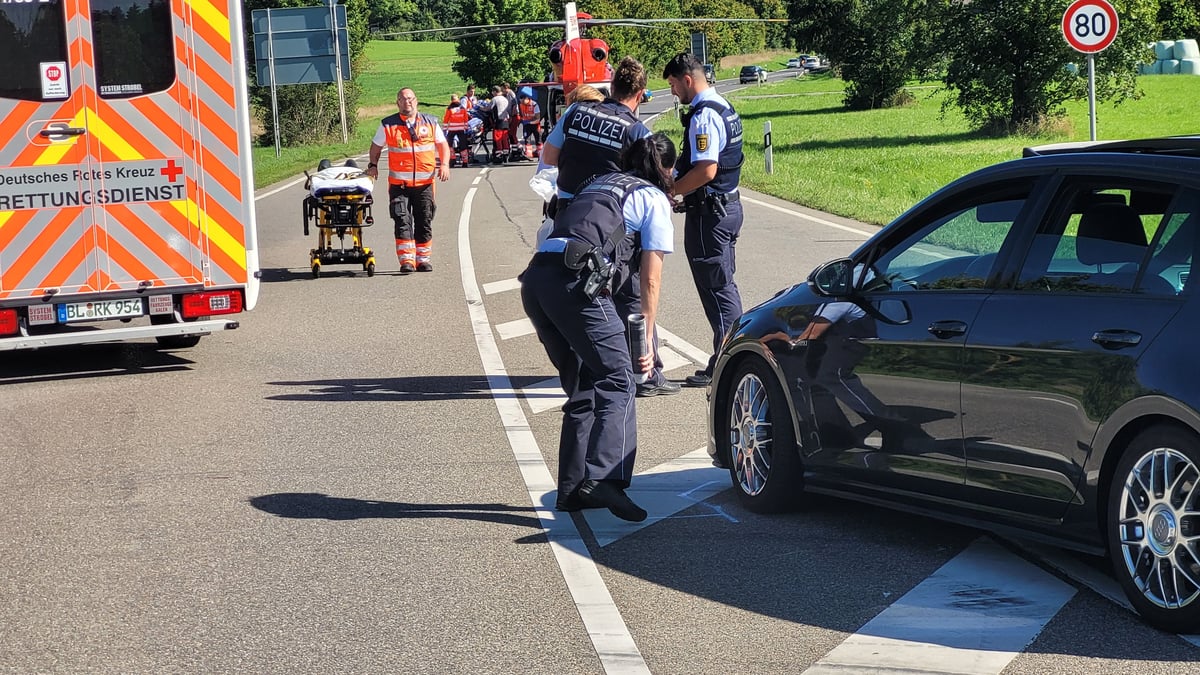 Motorradfahrer kracht in Auto: Retter bringen ihn mit Hubschrauber in Klinik