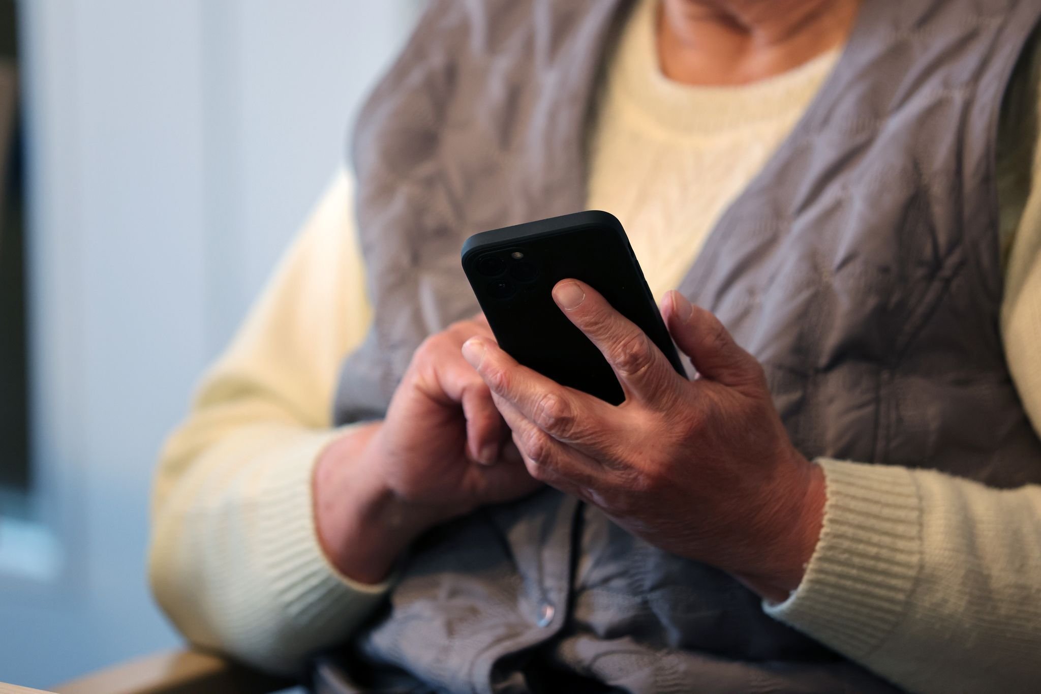 Rentnerin lacht Betrüger am Telefon einfach aus