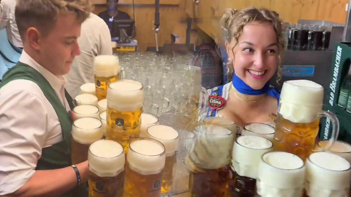 Oktoberfest: Alle staunen über diese spektakuläre Kellnerin